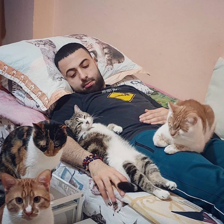 Sarper Duman est un musicien de Turquie et un amoureux des gros chats