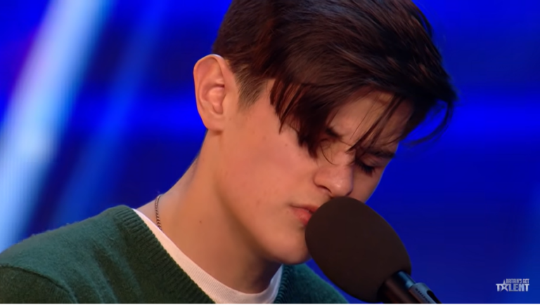 Un adolescent monte sur scène pour chanter, et au bout d'une minute ...